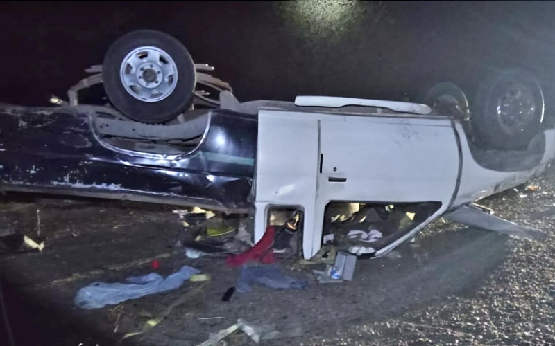 Muere hombre al volcar camioneta en Carapan–Playa Azul