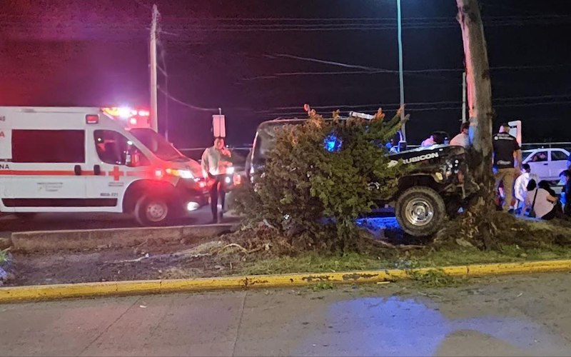 Dos jóvenes lesionados tras chocar su Jeep contra árbol en Morelia