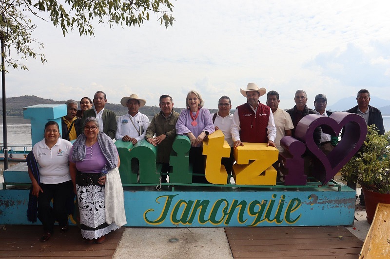 Inician programa Rutas Mágicas de Color en la isla de Janitzio