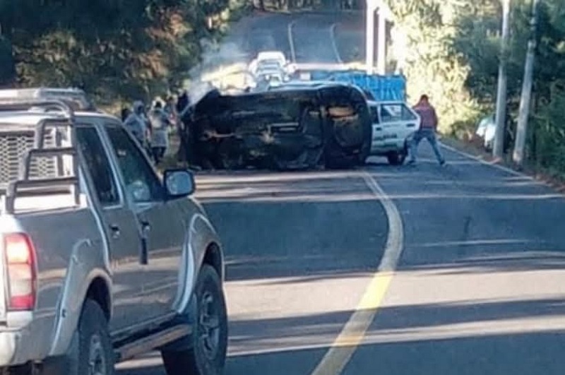 Reportan cierre total en la Tacámbaro-Opopeo por choque y volcadura